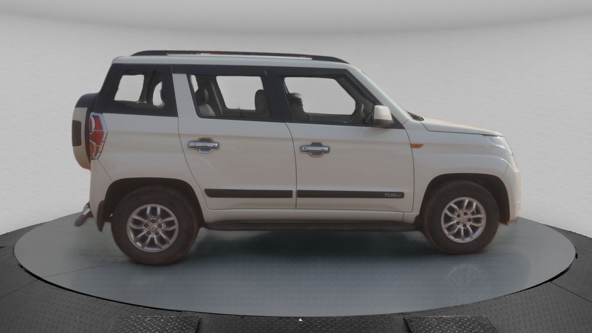 Used Mahindra TUV300 T8 in Chitrakoot 2017 model, India at Best Price.