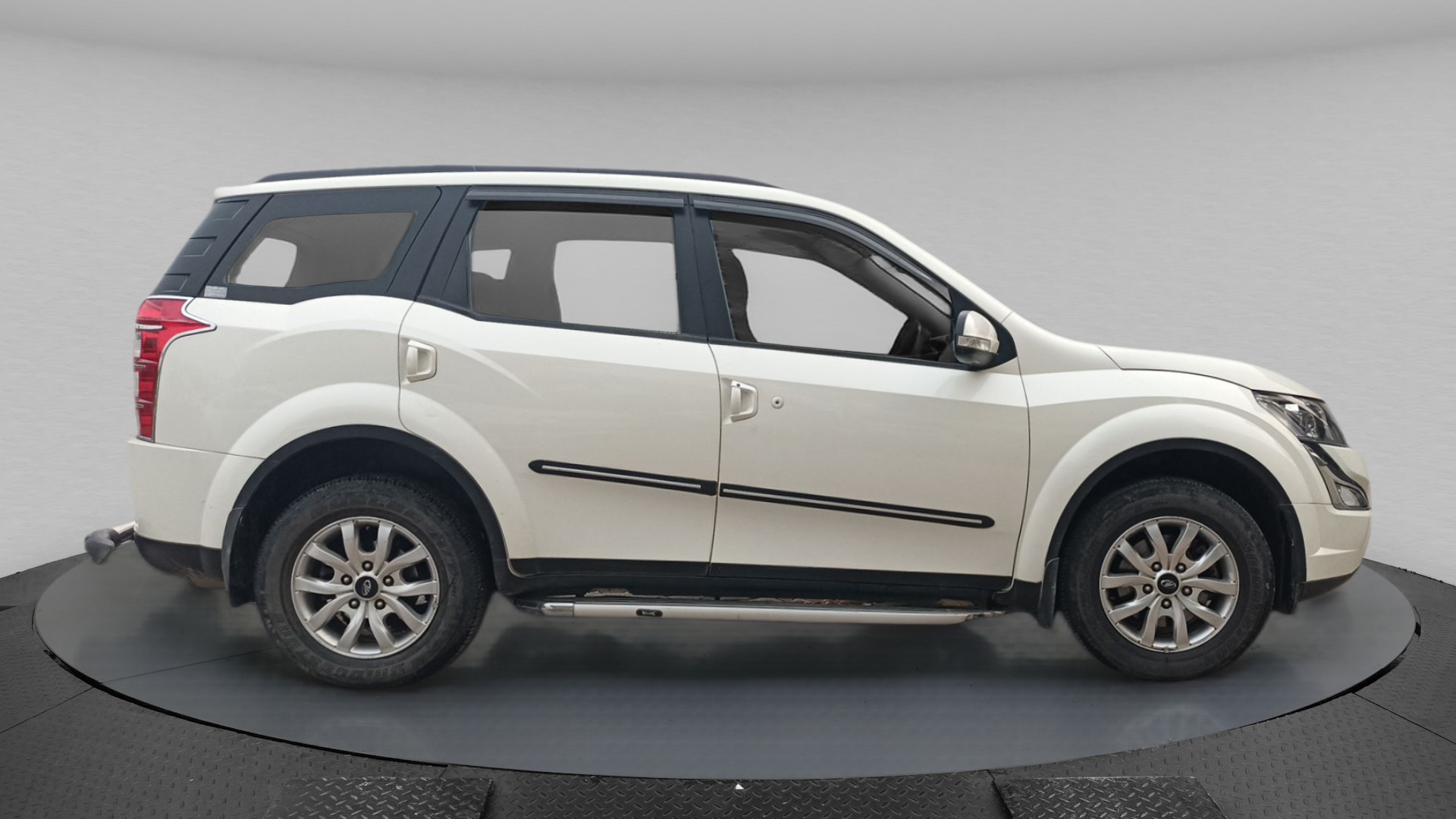 Used Mahindra XUV500 W8 in Rudrapur 2016 model, India at Best Price.