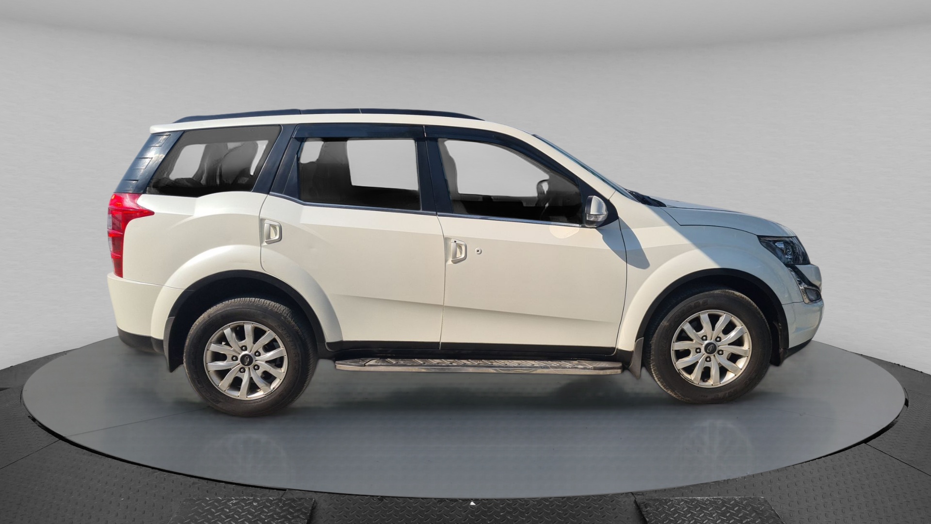 Mahindra Xuv 500 W10 At Fwd - Mahindra First Choice