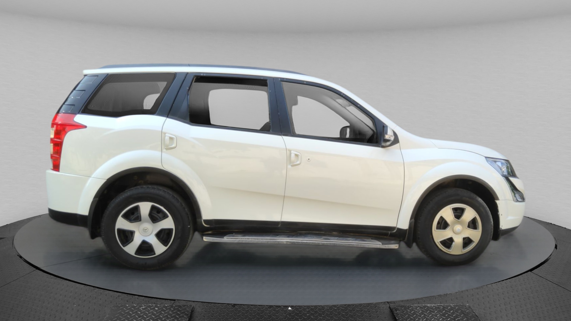 Used Mahindra XUV500 W6 AT in Agra 2016 model, India at Best Price.