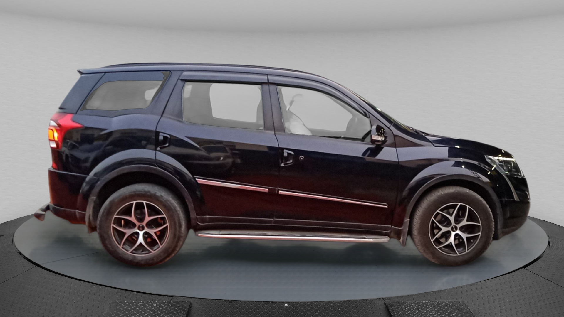 Used Mahindra XUV500 W7 AT in Dehradun 2019 model, India at Best Price.