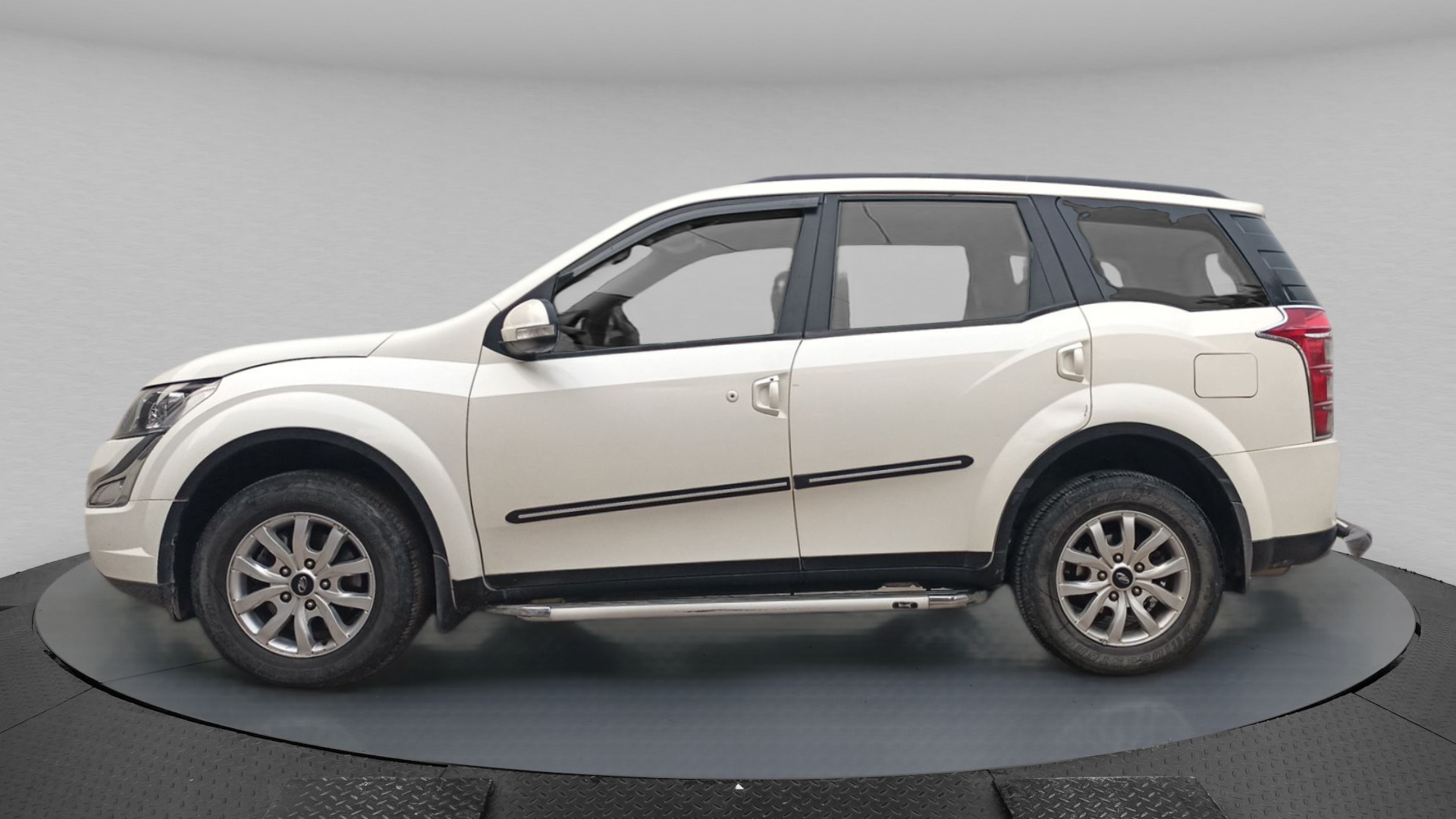 Used Mahindra XUV500 W8 in Rudrapur 2016 model, India at Best Price.